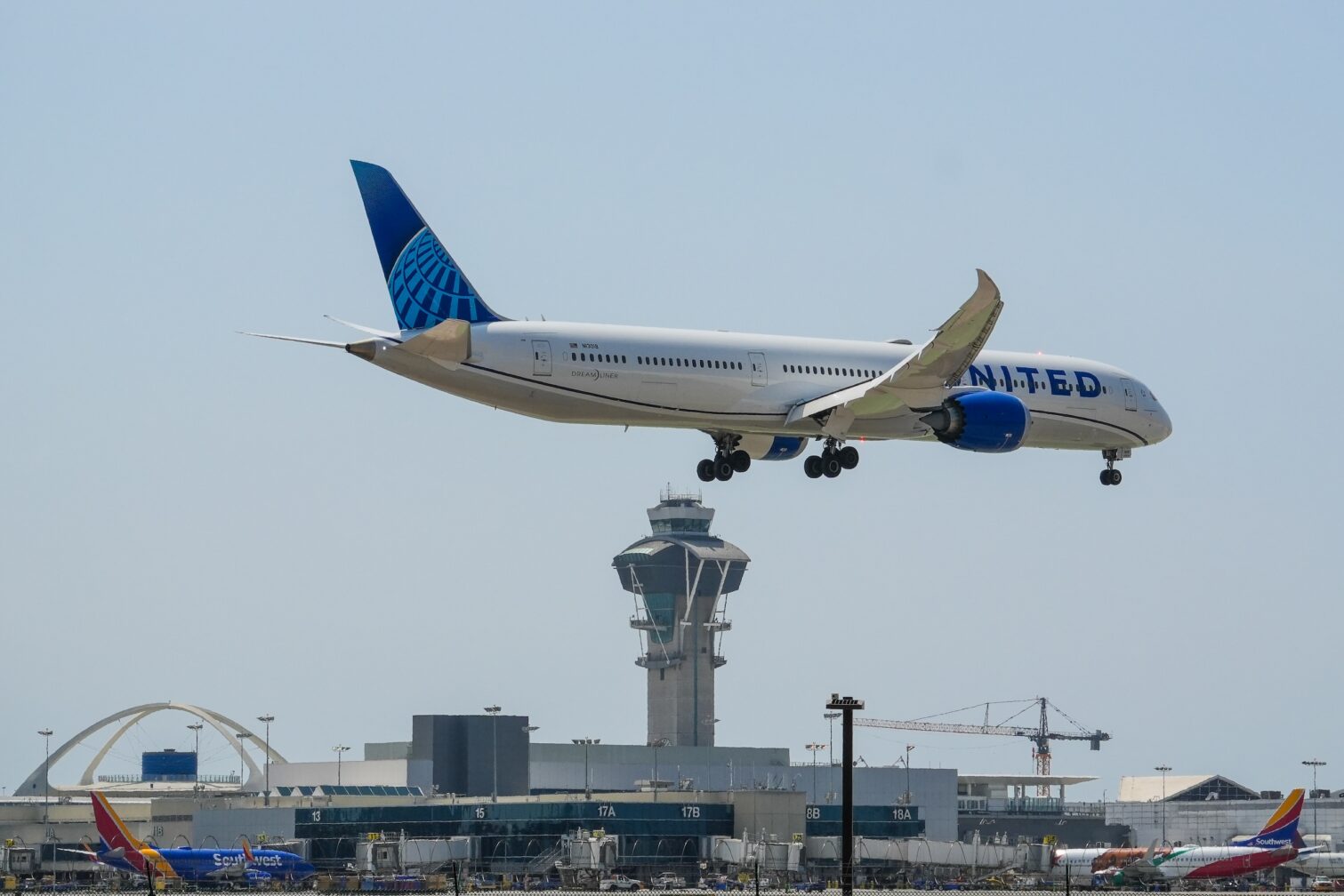 United converts 56 787-9s to -10s as GE and Rolls spar for engine deal ...